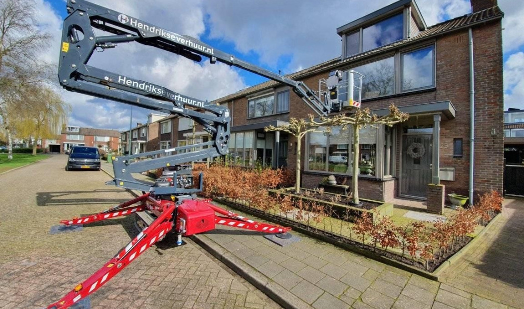 Schoonmaken en schilderen met hoogwerker » Hendrikse Verhuur